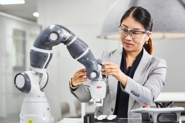 Cobot là gì? Đặc điểm của cobot và ứng dụng trong công nghiệp